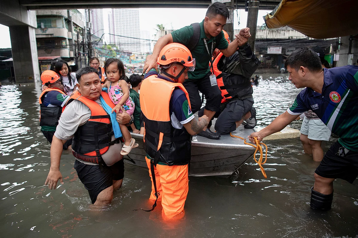 As The Mega Typhoon Approaches Land, Thousands Are Evacuated In The ...